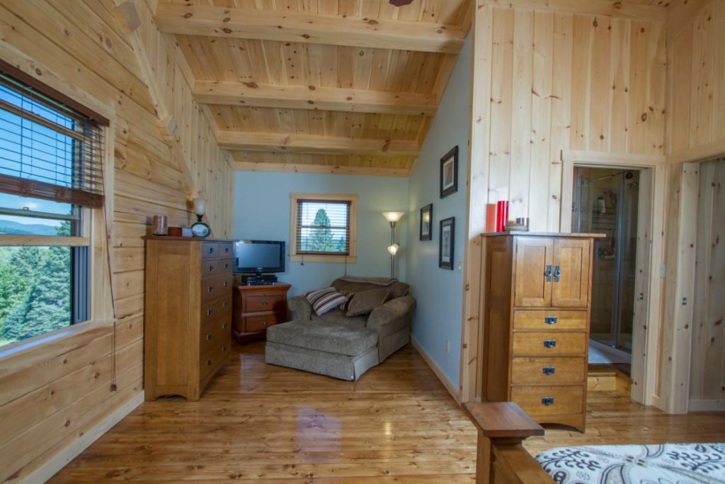 The Charming Alpine is a Chalet Style Log Cabin Retreat