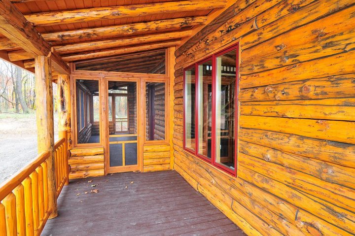 The Red Rock Log Cabin Has a Lovely Modern Kitchen