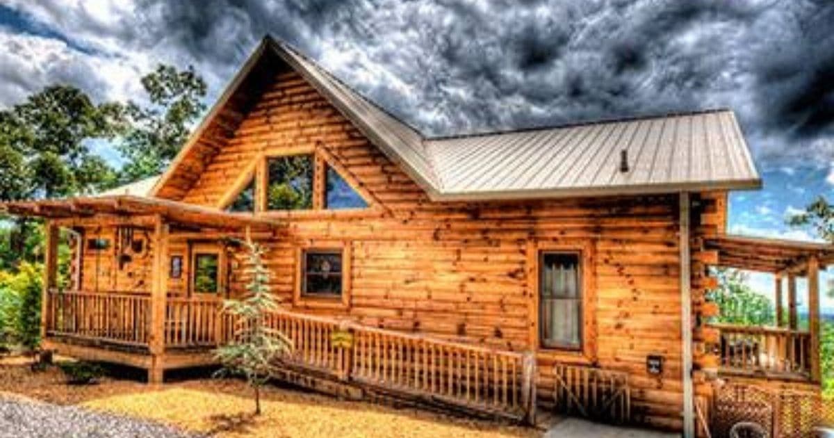 The Summit Log Cabin Sleeps 8 People in a Comfortable Rustic Style
