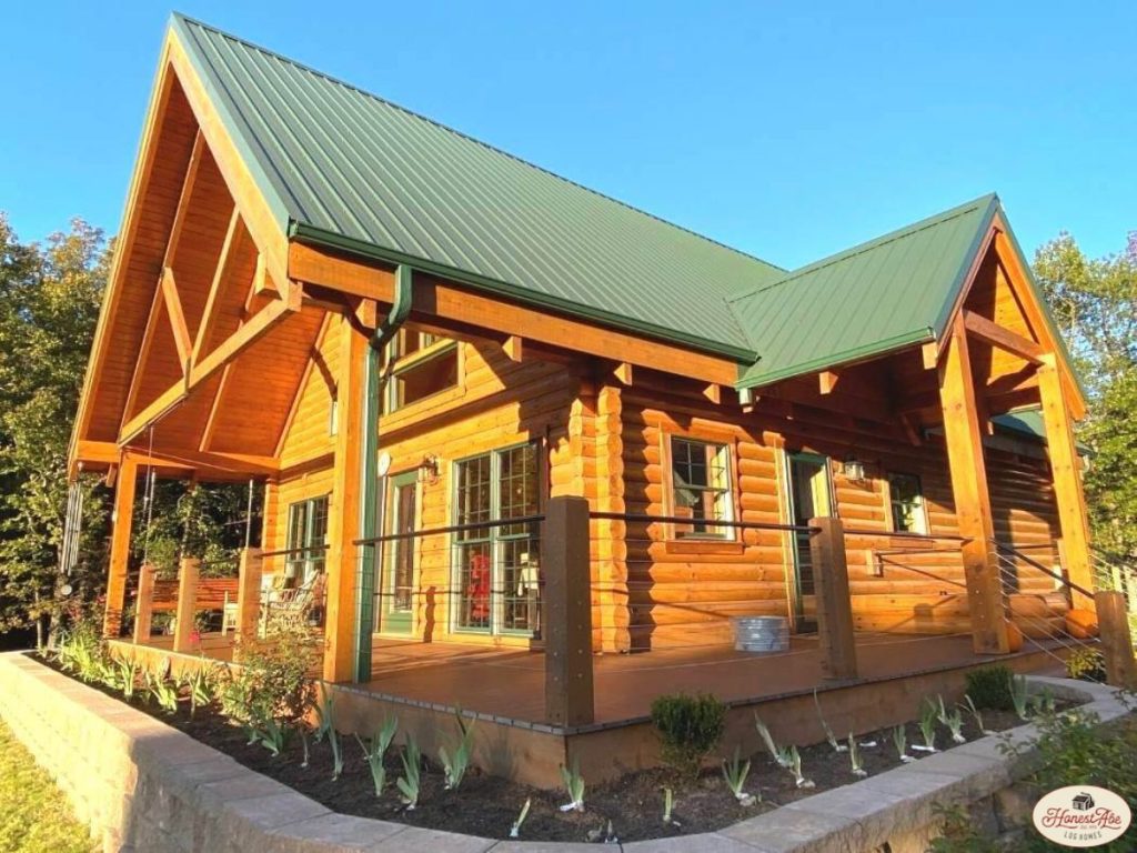 The Cater Cabin Has A Beautiful Interlocking Log Cabin Exterior