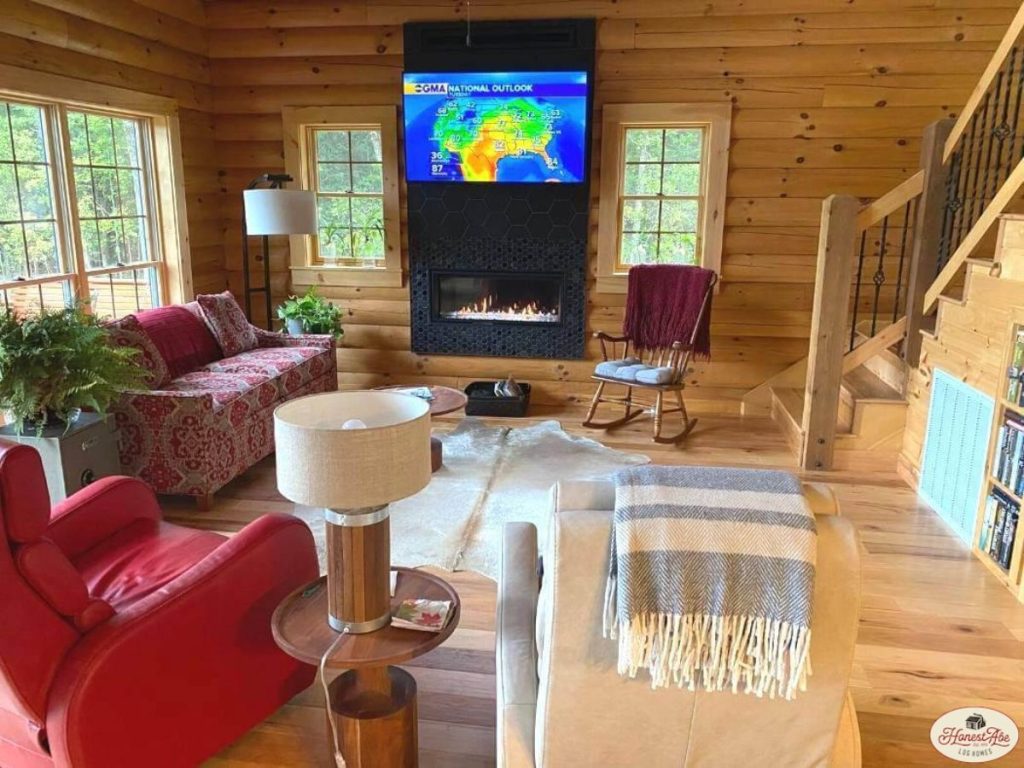 The Cater Cabin Has A Beautiful Interlocking Log Cabin Exterior