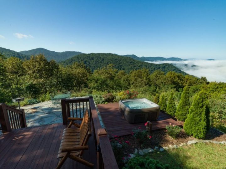 The Honeymoon Ridge Cabin Has Breathtaking Views