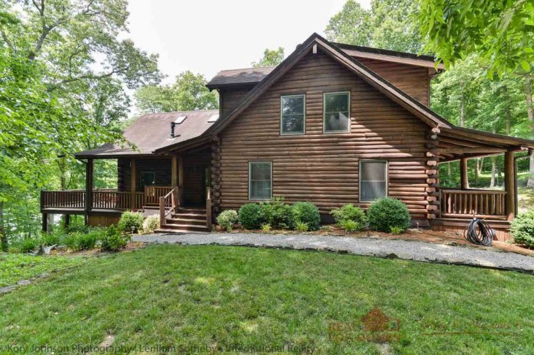 3 Bedroom Kentucky Retreat Log Cabin Has Unique Sunken Living Room ...